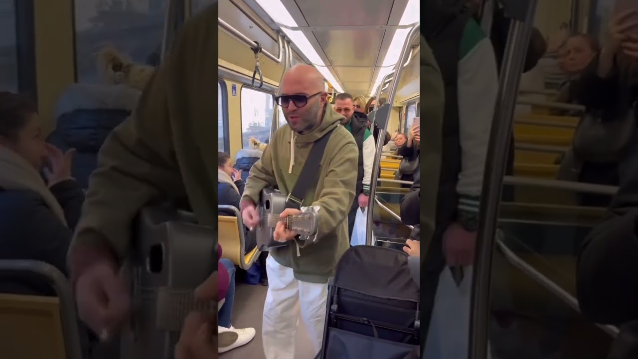 Giuliano Sangiorgi dei Negramaro canta sul tram