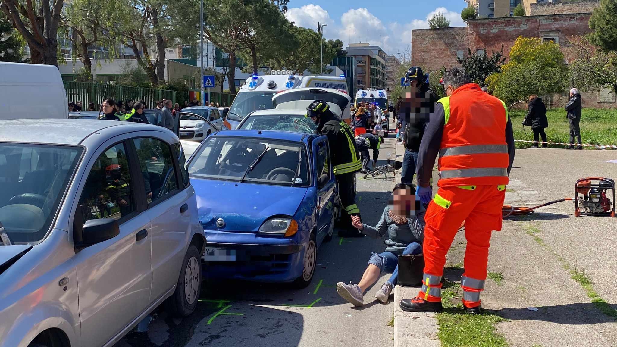 Cinque auto, uno scooter e una bici: maxi incidente in via Omodeo