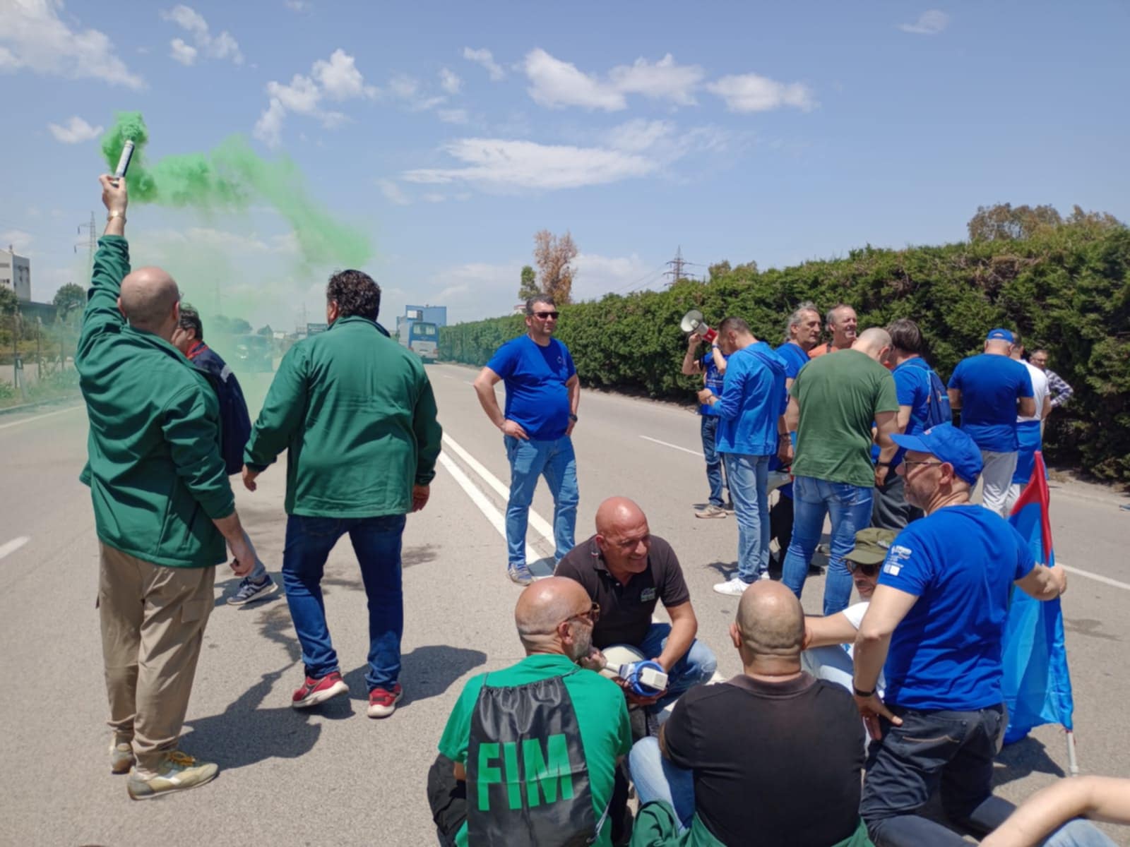 Operai ex Ilva in sciopero occupano la statale: bloccata la strada