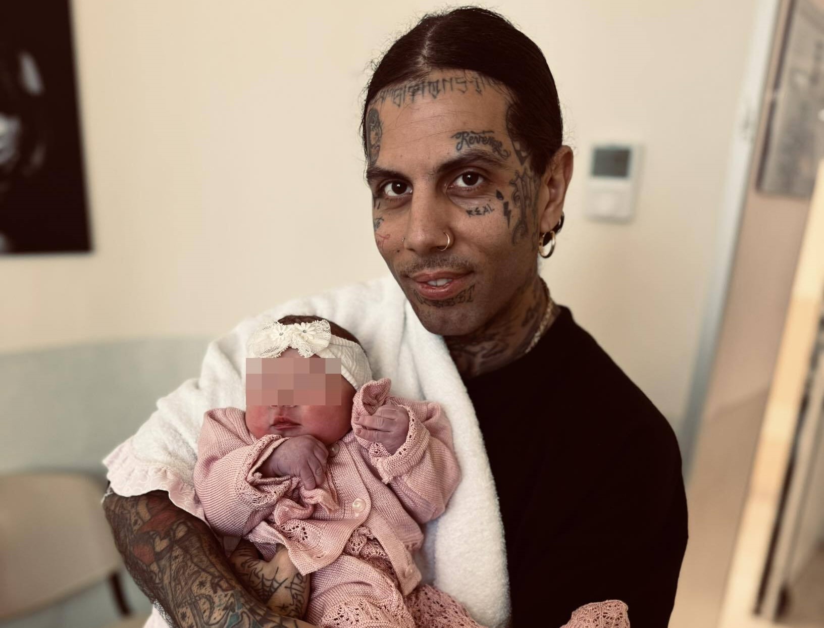 Il rapper e tatuatore Max il Nano è papà: "Sensazione assurda"