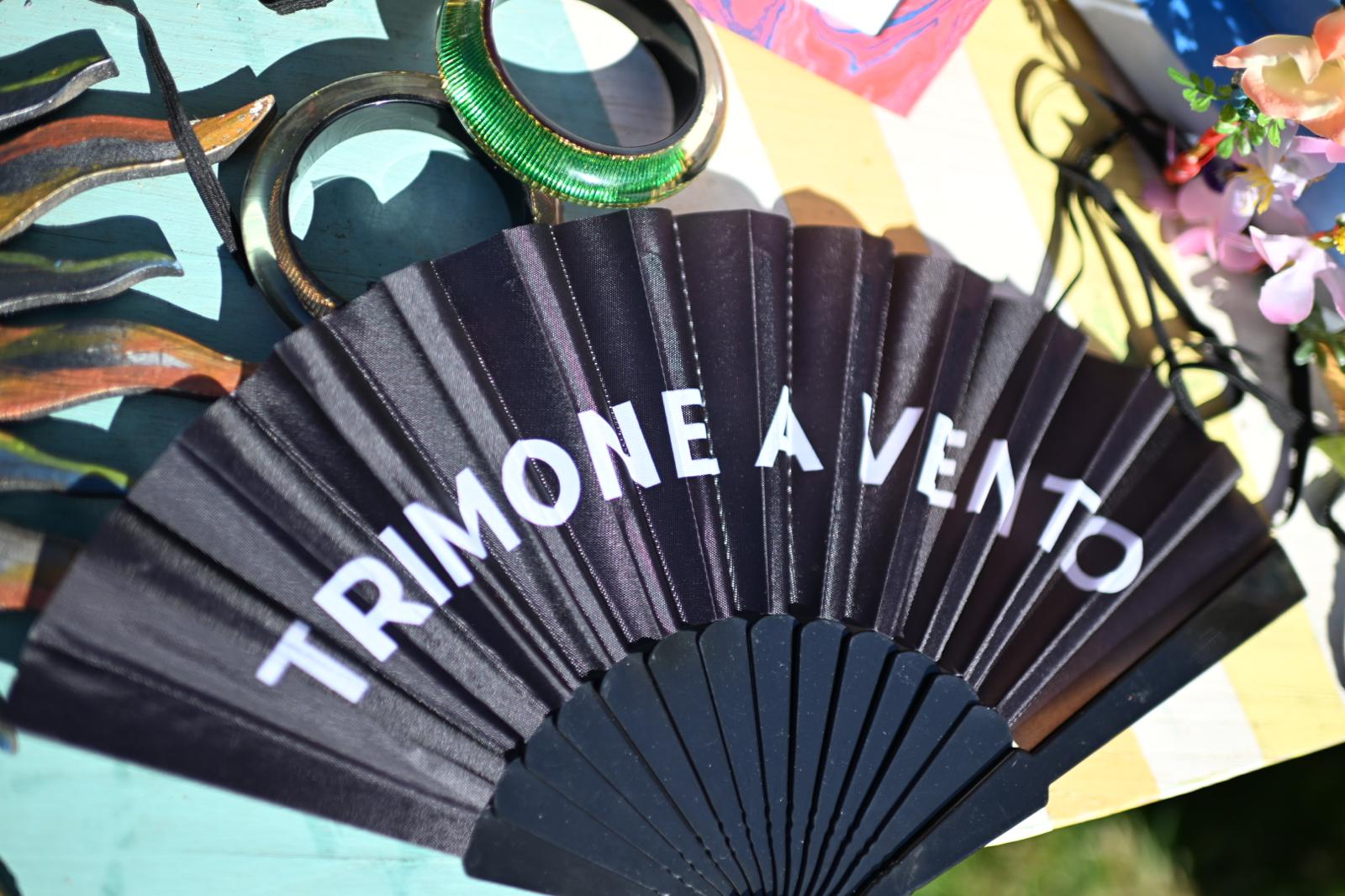 Dopo gelato e cappellini, arriva il ventaglio "Trimone a vento"