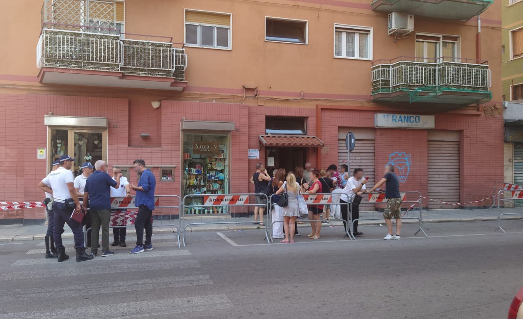 Bari, evacuata palazzina di cinque piani in via Giulio Petroni