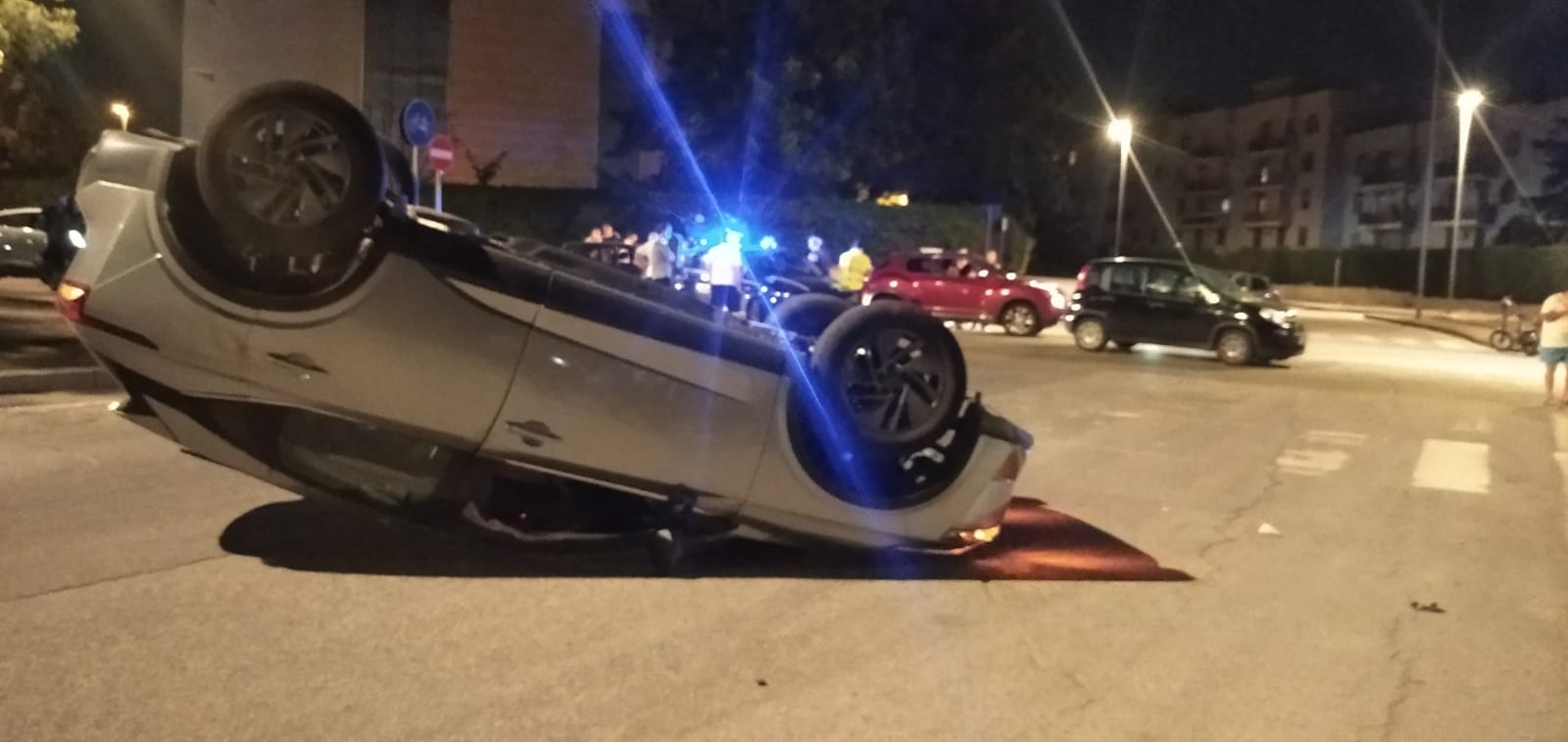 Bari, scontro fra due auto al San Paolo: una si ribalta