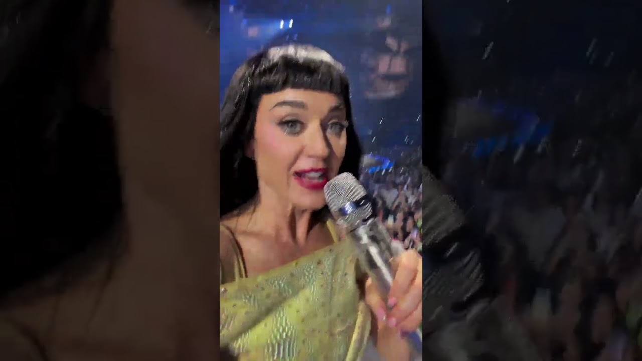 Katy Perry in concerto a Bologna 'ruba' il telefono a un fan pugliese