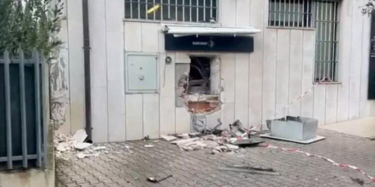 Ordigno esplosivo sventra ATM, nuovo assalto bancomat in Puglia